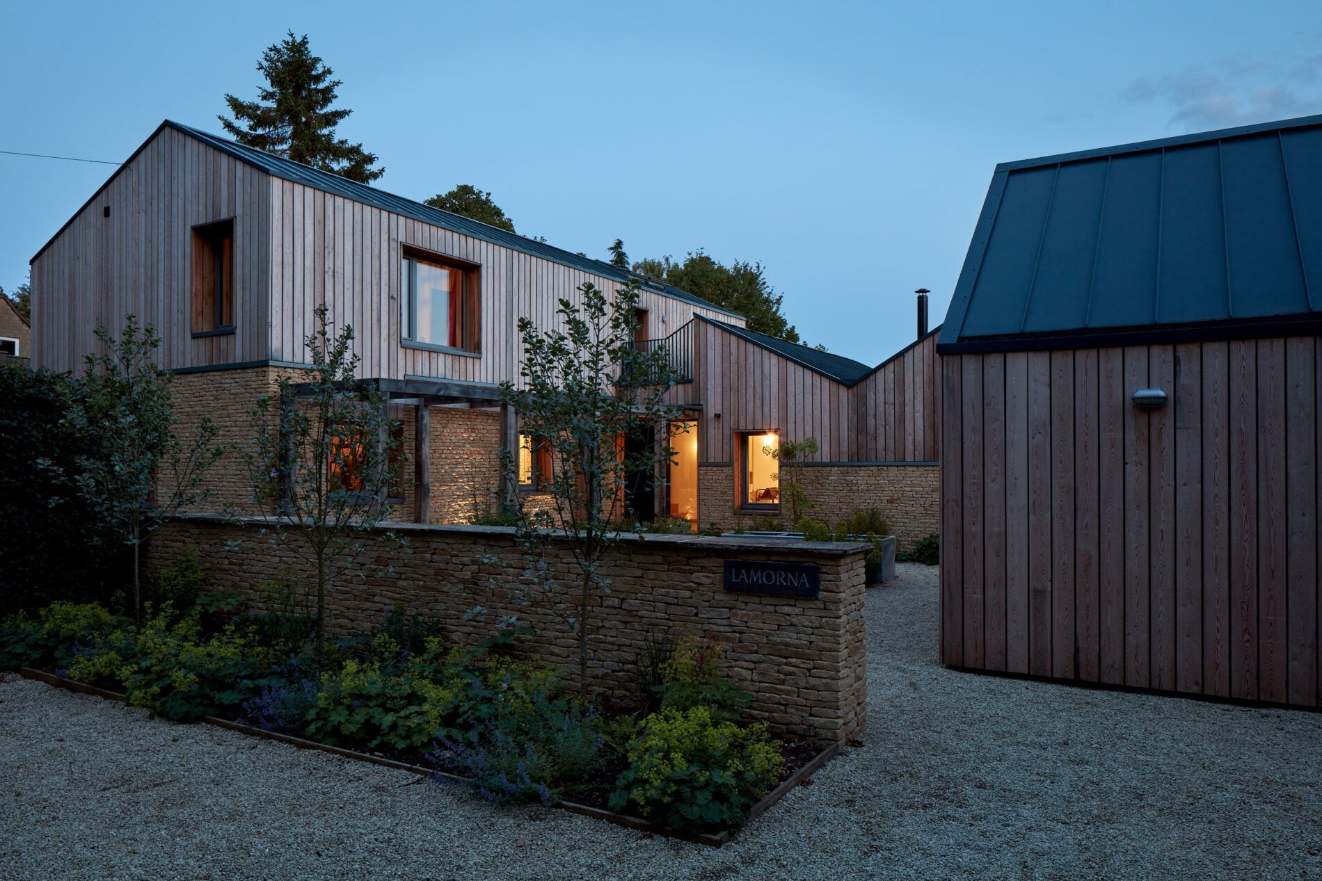 Przeobrażenie angielskiego domu parterowego przez Charlie Luxton Design ...