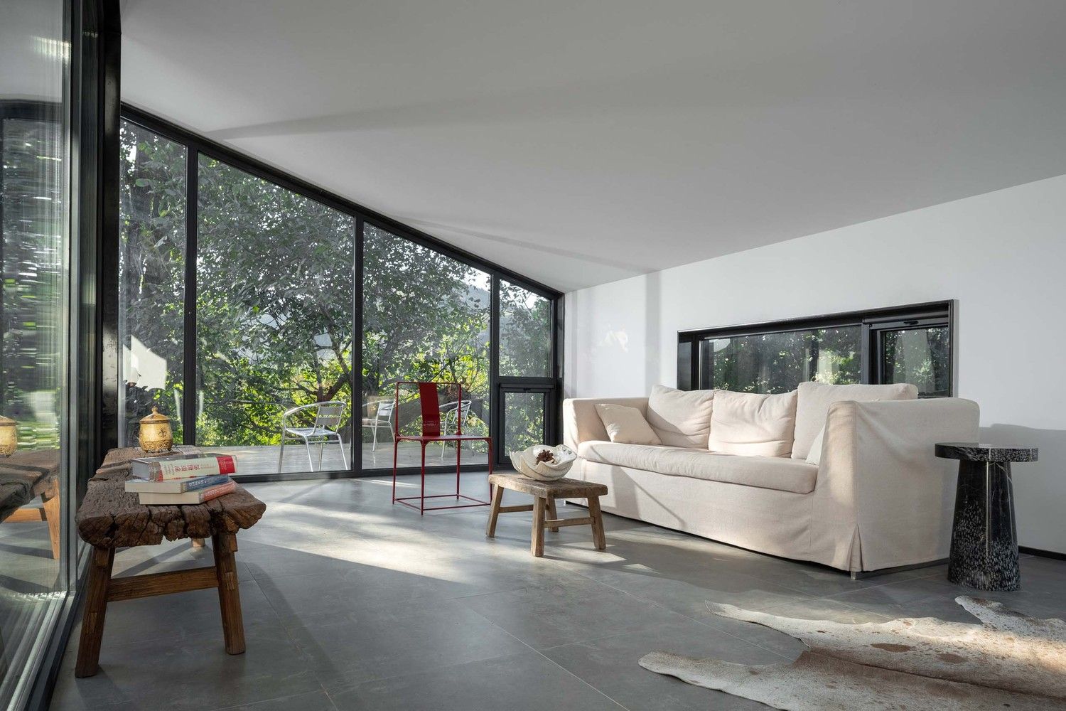 Yard under the Tree Evolution Design - nowoczesna stodoła | inspiracje ...